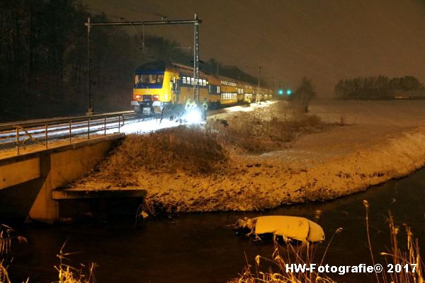 Trein ramt gestrande auto op overweg in Zwolle - HW-Fotografie