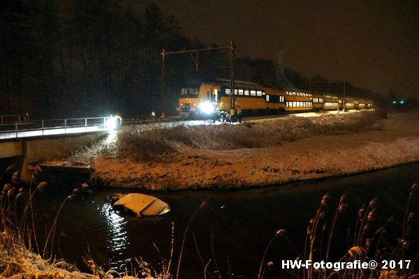 Trein ramt gestrande auto op overweg in Zwolle - HW-Fotografie