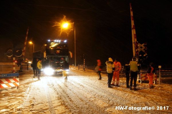 Trein ramt gestrande auto op overweg in Zwolle - HW-Fotografie