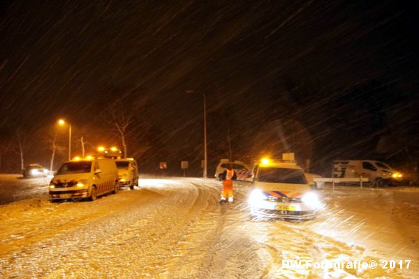 Trein ramt gestrande auto op overweg in Zwolle - HW-Fotografie