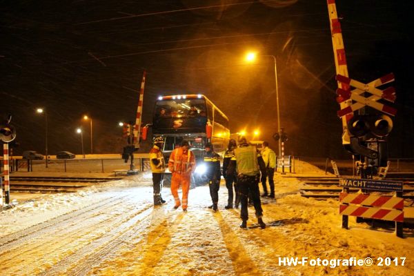 Trein ramt gestrande auto op overweg in Zwolle - HW-Fotografie