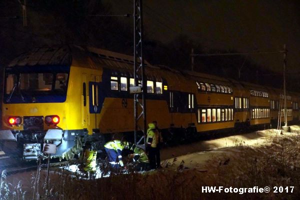 Trein ramt gestrande auto op overweg in Zwolle - HW-Fotografie