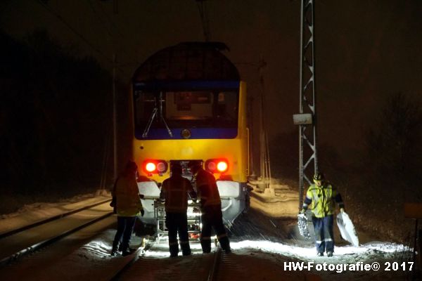 Trein ramt gestrande auto op overweg in Zwolle - HW-Fotografie
