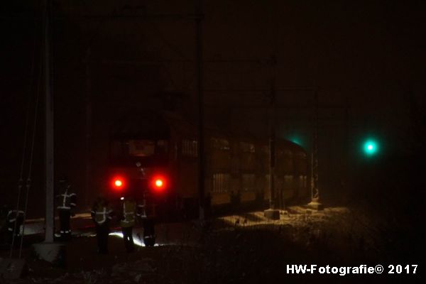 Trein ramt gestrande auto op overweg in Zwolle - HW-Fotografie