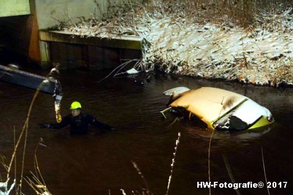 Trein ramt gestrande auto op overweg in Zwolle - HW-Fotografie
