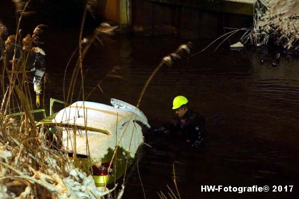 Trein ramt gestrande auto op overweg in Zwolle - HW-Fotografie