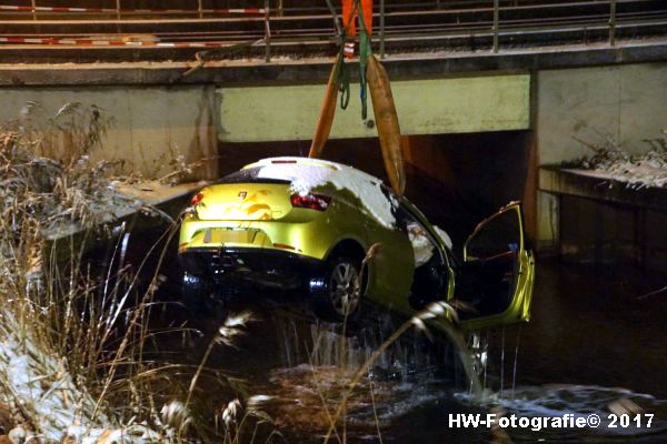Trein ramt gestrande auto op overweg in Zwolle - HW-Fotografie