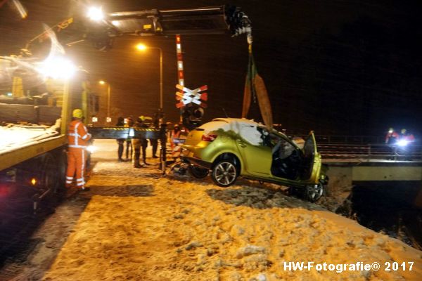 Trein ramt gestrande auto op overweg in Zwolle - HW-Fotografie