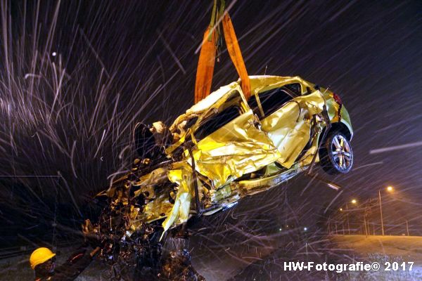Trein ramt gestrande auto op overweg in Zwolle - HW-Fotografie