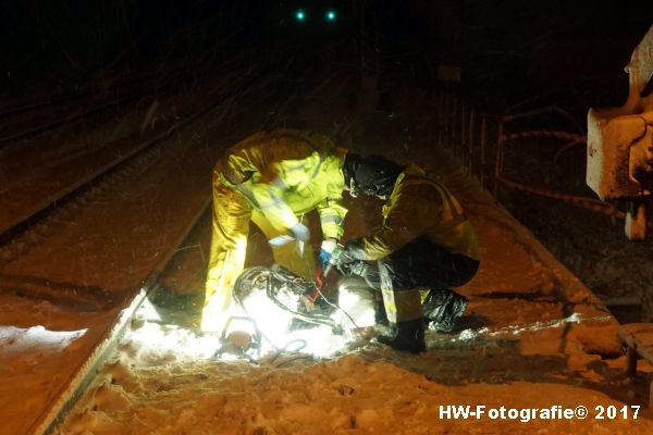 Trein ramt gestrande auto op overweg in Zwolle - HW-Fotografie