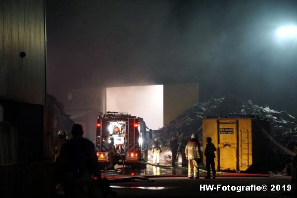 Brand in berg bouwafval bij van Dijk Containers - HW-Fotografie