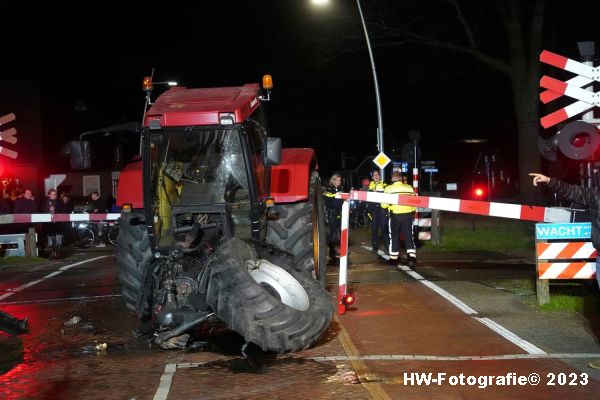 Trein ramt stilgevallen tractor op overweg in Staphorst - HW-Fotografie