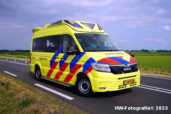 Auto botst tegen tractor tijdens inhaalmanoeuvre - HW-Fotografie