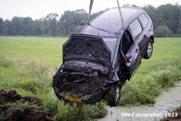 Auto in de sloot bij eenzijdig ongeval op Nieuweweg - HW-Fotografie