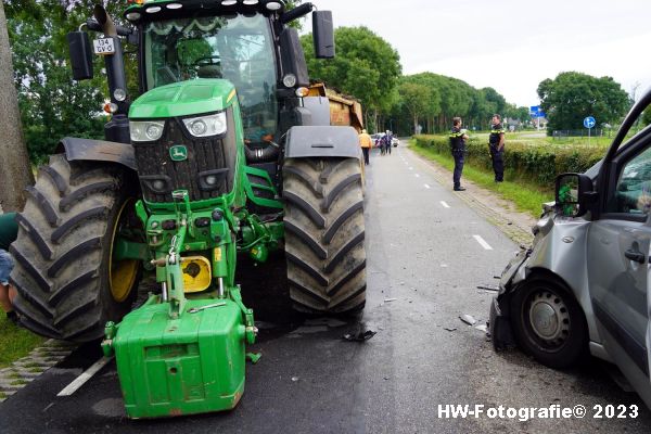 Auto en tractor botsen op de Zwartsluizerweg - HW-Fotografie