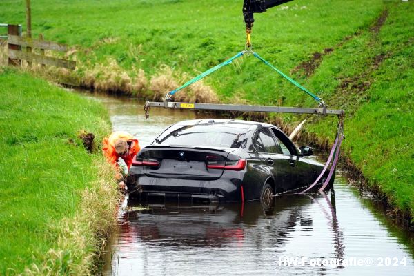 Auto in sloot bij eenzijdig ongeval op Kamperzeedijk - HW-Fotografie