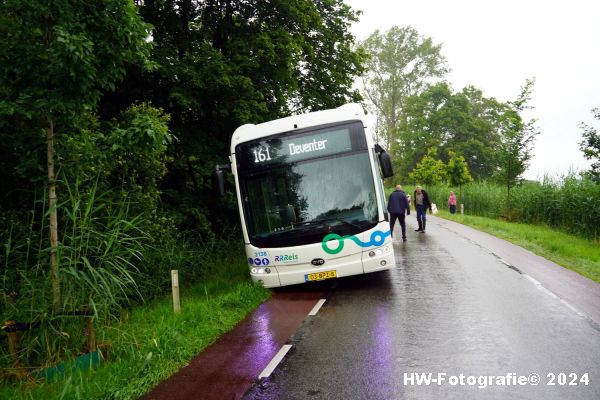 Lijnbus vast in berm na uitwijkmanoeuvre - HW-Fotografie