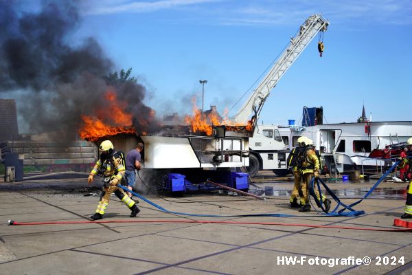 Stuurhut in brand bij werkzaamheden op jachtwerf - HW-Fotografie