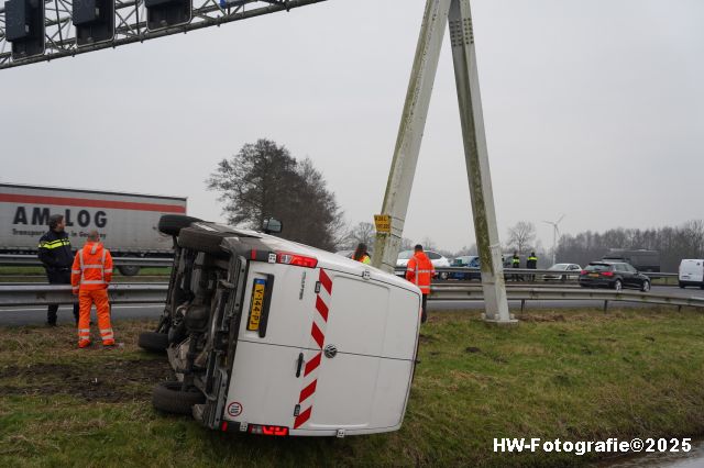 Bestelbus raakt van A28 en een ongeval in kijkersfile - HW-Fotografie