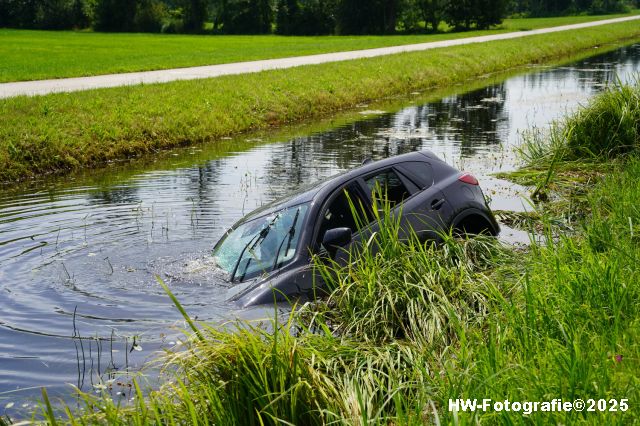 Auto te water na onwelwording op A28 bij Staphorst - HW-Fotografie