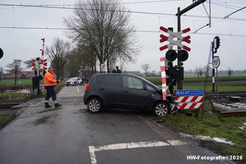 Trein ramt auto op spoorwegovergang in Staphorst - HW-Fotografie