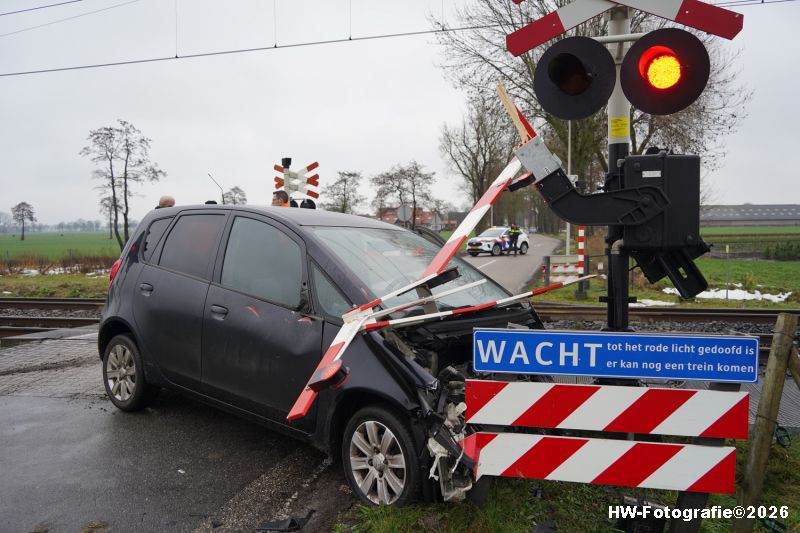 Trein ramt auto op spoorwegovergang in Staphorst - HW-Fotografie