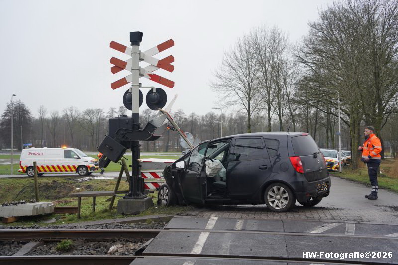 Trein ramt auto op spoorwegovergang in Staphorst - HW-Fotografie