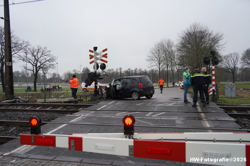 Trein ramt auto op spoorwegovergang in Staphorst - HW-Fotografie