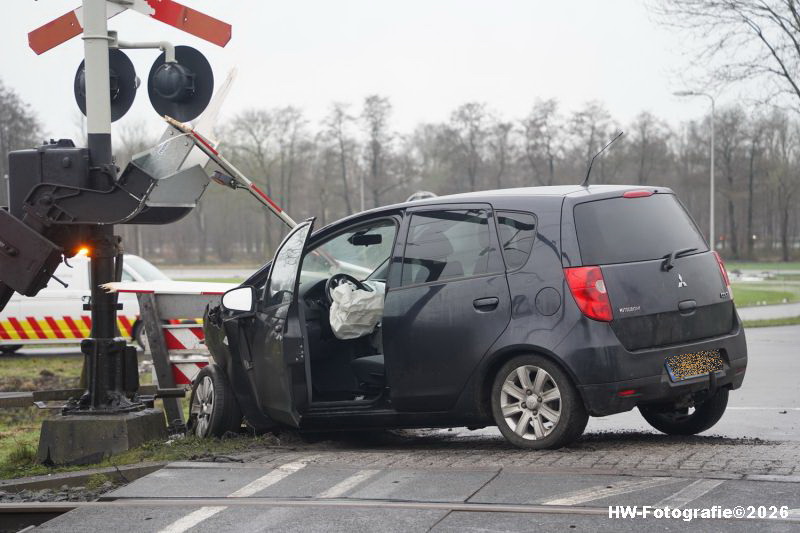 Trein ramt auto op spoorwegovergang in Staphorst - HW-Fotografie