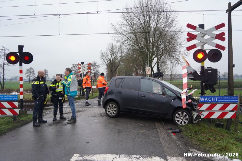 Trein ramt auto op spoorwegovergang in Staphorst - HW-Fotografie