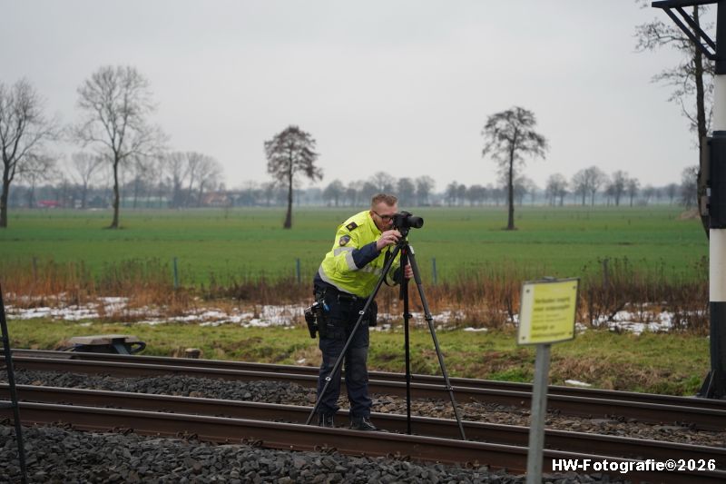 Trein ramt auto op spoorwegovergang in Staphorst - HW-Fotografie