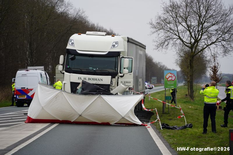 Dodelijk ongeval tussen auto en vrachtwagen op N377 - HW-Fotografie
