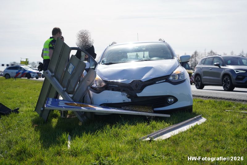 Auto botst op verkeersbord bij eenzijdig ongeval op A28 - HW-Fotografie