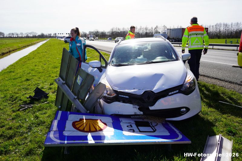 Auto botst op verkeersbord bij eenzijdig ongeval op A28 - HW-Fotografie