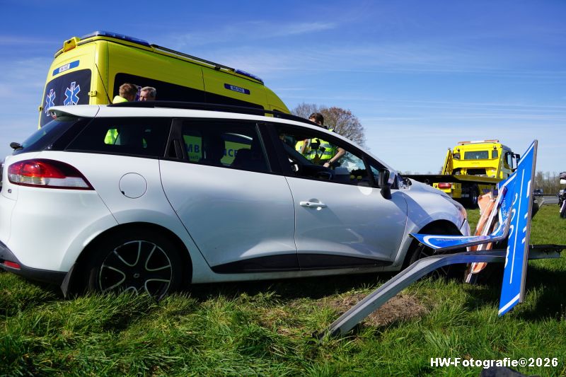 Auto botst op verkeersbord bij eenzijdig ongeval op A28 - HW-Fotografie