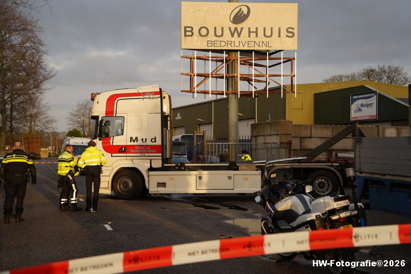 Persoon onder vrachtwagen op Rollecate in Nieuwleusen - HW-Fotografie